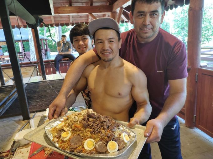 Qozon, sariq sabzi bo'lmasa bo'lmas, Spalada o'zbekcha palov ...